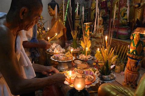 បើនៅស្រុកឥណ្ឌាវិញ តាមជំនឿព្រហ្មញ្ញសាសនា ពិធីបោះបាយបិណ្ឌ ត្រូវបានធ្វើឡើងទៅតាម