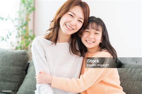 アジアの母と娘 アジア大陸のストックフォトや画像を多数ご用意 アジア大陸 一緒 家族 Istock