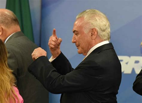Temer assina decreto de intervenção no Rio Vamos restabelecer a ordem