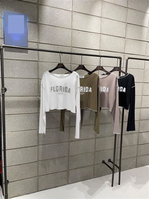 워너비라벨 레터링 배색 크롭 티셔츠