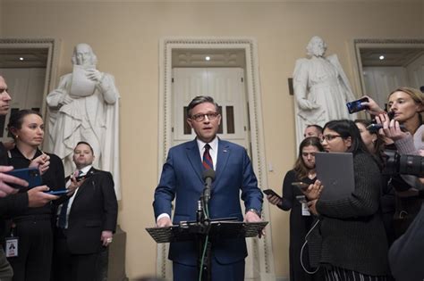 米「つなぎ予算」案の採決前に記者団に話をする共和党のジョンソン下院議長＝19日、ワシントン（ap＝共同） 米「つなぎ予算」案を否決 政府