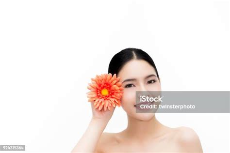 젊은 아름다움 꽃 아름 다운 여자는 흰색 배경 위에 절연과 아시아 얼굴 의료 및 스킨케어 개념입니다 건강관리와 의술에 대한 스톡