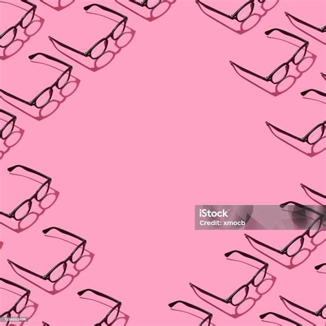추상적인 파스텔 핑크 배경에 블랙 패셔너블 한 안경 테두리 프레임 고립 공간을 복사합니다 안경에 대한 스톡 사진 및 기타 이미지