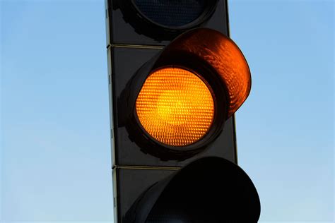 Ampel Springt Auf Gelb Stoppen Oder Besser Schnell Gas Geben