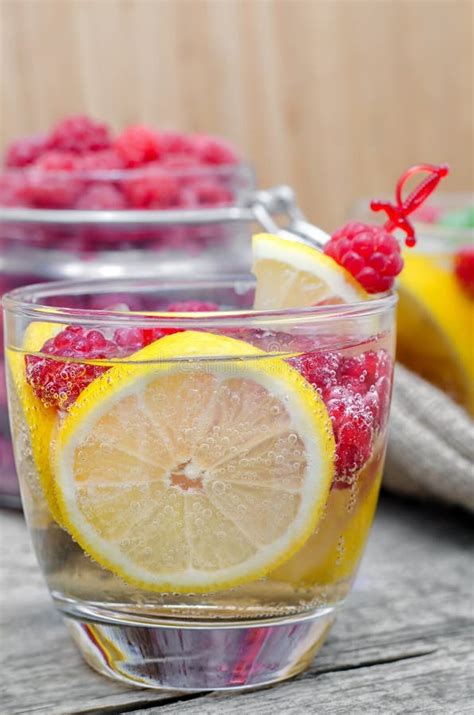 Glas Wasser Mit Zitrone Stockbild Bild Von Auszug Trinken 54397289