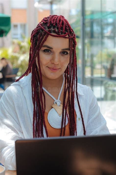 Jovencita Guapa Y Alegre Mujer Con Dreadlocks Freelancer Trabajando Remotamente En Laptop Imagen