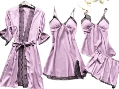 Conjunto De Bata De Satén Lila Con Ribete De Encaje Negro Cuotas sin interés