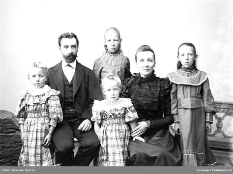 Gruppebilde Av Mann Og Kvinne Med Barn Levanger Fotomuseum