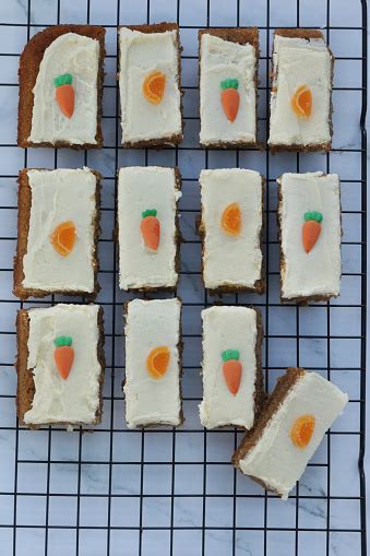 바닐라 향버터 크림 젤리 오렌지 슬라이스 퐁당 아이싱 당근을 얹은 수제 당근 케이크 슬라이스의 이미지 금속 냉각 랙 대리석 효과 배경 높은 전망에 장식을 위한 퐁당 아이싱