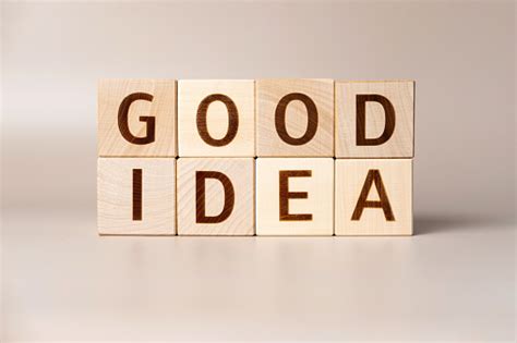 베이지색 무채색 스튜디오 배경에 있는 나무 큐브에 있는 Good Idea라는 단어 복사 공간 작성 텍스트 단어가 중요합니다 개념