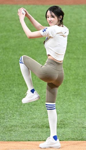 “韓 미녀 시구자 1994년 7월5일생 오타니와 똑같다” 日매체 깜짝 보도 우주의 중심은 오타니 Osen