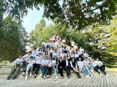 北电2022级表演实验班合照 何洛洛严浩翔等穿校服青春洋溢 新浪图片