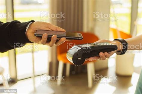 휴대 전화로 비접촉식 결제 손에 스마트 폰 상점의 Pos 터미널 Nfc 기술 신용카드 단말기에 대한 스톡 사진 및 기타 이미지
