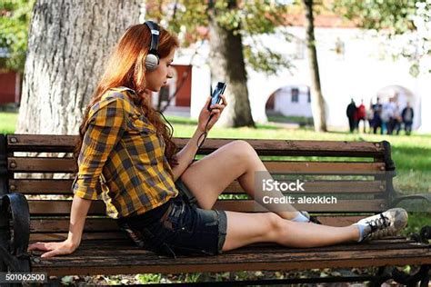 Redhaired 여자아이 의 모자 지역으로 1930년대 거리에 대한 스톡 사진 및 기타 이미지 거리 공원 귀여운