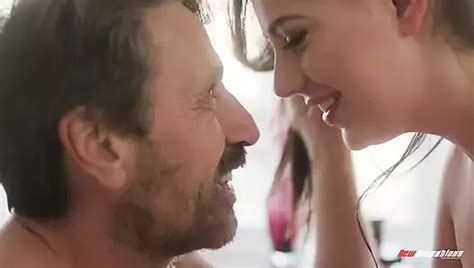 23 летняя развязная тинка Francesca Dicaprio занимается жестким анальным сексом Xhamster