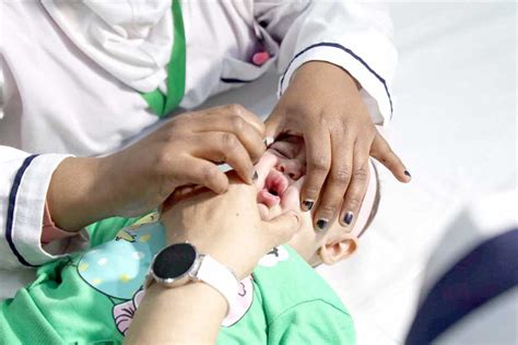 طبيب يكشف عن الفئة الأكثر عرضة للإصابة بـشلل الأطفال وآخر حالة أصيبت