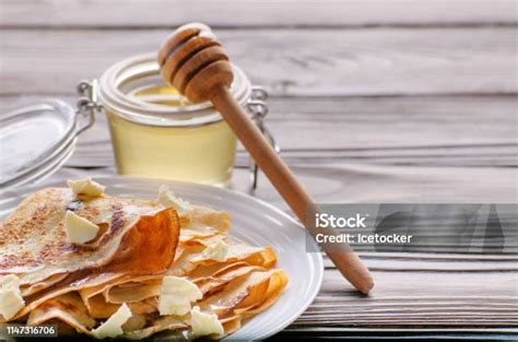 나무 부엌 테이블에 세라믹 접시에 버터와 꿀 프렌치 크레페 건강한 생활방식에 대한 스톡 사진 및 기타 이미지 건강한 생활방식 건강한 식생활 그릇 Istock