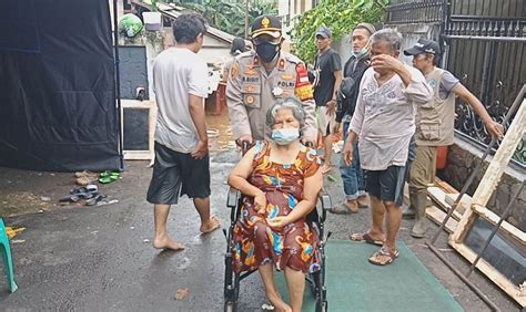 TNI Polri Evakuasi Korban Banjir Papuadalamberita