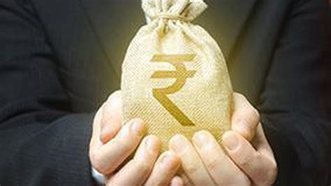 Rupee Slips 14 Paise To 7504 Against Usd In Early Trade The Hindu