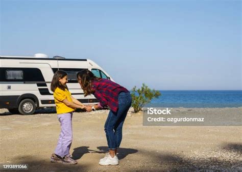 해변 근처의 캐러밴 휴가에서 즐거운 시간을 보내는 어머니와 딸 2명에 대한 스톡 사진 및 기타 이미지 2명 가족 경관