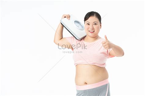 체중 규모를 잡고 뚱뚱한 여자 사진 무료 다운로드 Lovepik