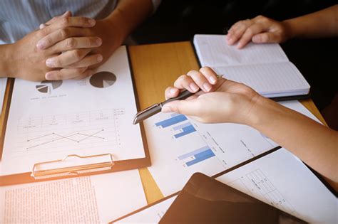 비즈니스 사람들 회의 디자인 아이디어 전문 투자자 프로젝트를 새로운 시작 일 개념입니다 사무실에서 계획 하는 사업 개념에 대한 스톡 사진 및 기타 이미지 Istock