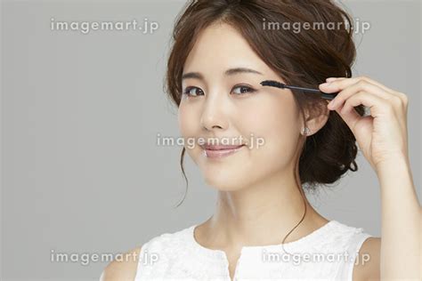 マスカラを塗る日本人女性の写真素材 129316011 イメージマート