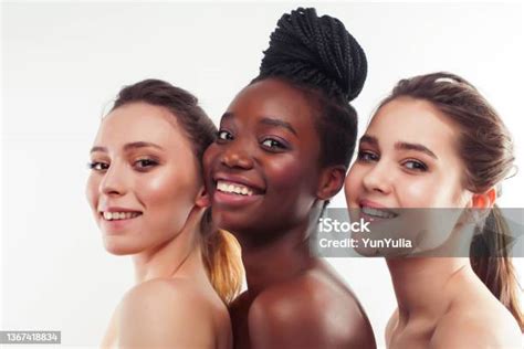 세 가지 다른 국가 여성 아프리카 계 미국인 백인 함께 고립 된 흰색 배경 행복 미소 피부에 다양 한 유형 라이프 스타일 실제 사람들 개념 3 명에 대한 스톡 사진 및 기타
