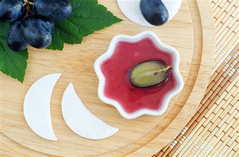 붉은 포도 주스 와 면 눈 패치가있는 작은 그릇 Diy 눈 이나 얼굴 마스크를 준비 하기 위한 재료 자연의 아름다움 트리트먼트