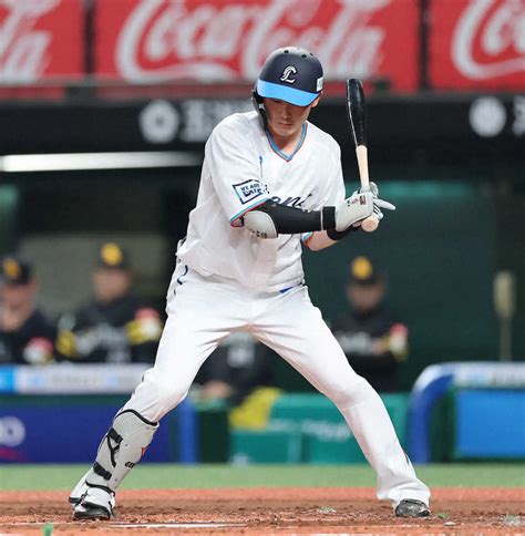 西武・源田壮亮が「右大腿前面の張り」で途中交代 初回に“魚雷バット使用1号”5回の守備前に本拠騒然 スポニチ Sponichi Annex 野球