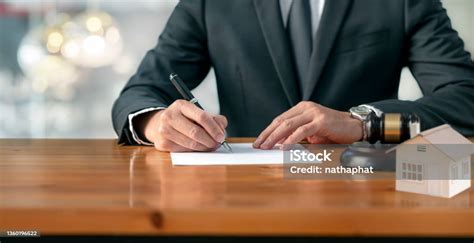 부동산 개념 판사 망치 또는 주택 모델과 경매에서 변호사 계약서에 서명하는 사업가 계약서에 대한 스톡 사진 및 기타 이미지