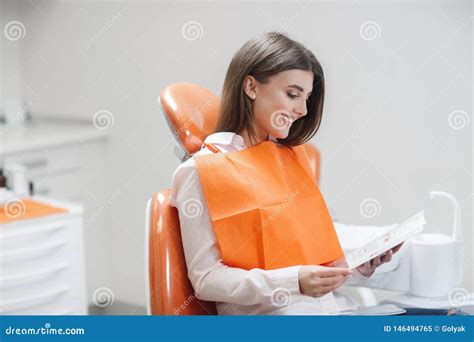 Sch Nes M Dchen An Der Aufnahme Am Zahnarzt Stockbild Bild Von