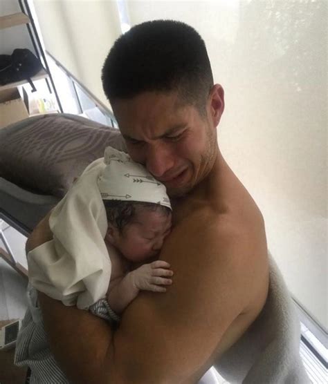 Chyno Miranda compartió un video del parto natural que tuvo su esposa