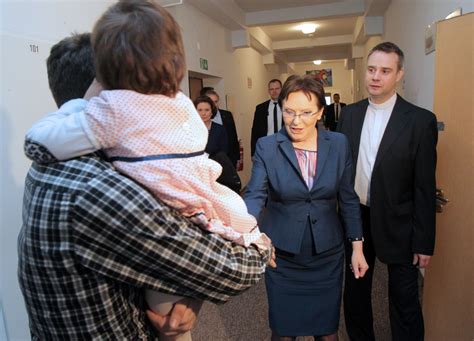 Ewa Kopacz z wizytą u uchodźców z Donbasu Dziennik pl