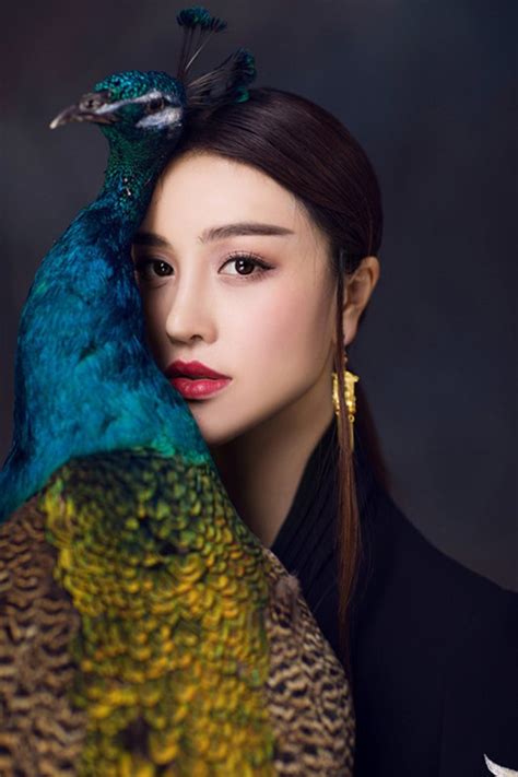 唯美冷艳孔雀美女个性写真图片 配图网