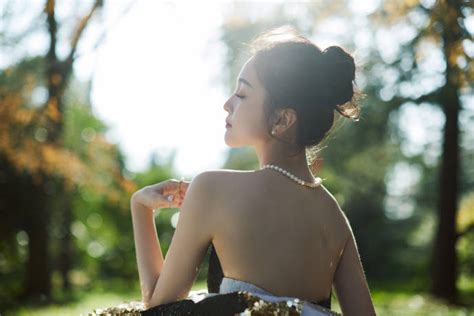 吴宣仪穿露背礼服蝴蝶骨抢镜 高扎丸子头优雅迷人 搜狐大视野 搜狐新闻