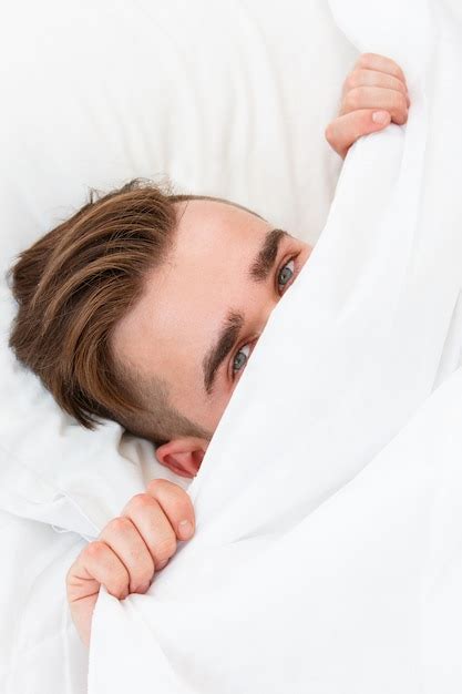 Junger Mann Im Bett Kostenlose Foto