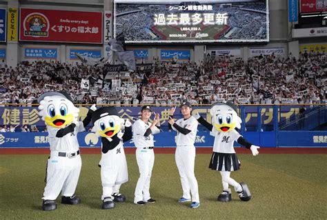 ＜ロ・西＞ファンを背に笑顔の石川慎（左）と中森（撮影・沢田 明徳） スポニチ Sponichi Annex 野球
