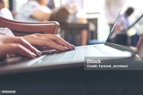 근접 촬영 이미지는 여자의 손을 사용 하 고 노트북 키보드에 입력 개념에 대한 스톡 사진 및 기타 이미지 개념 개념과 주제 금융 Istock