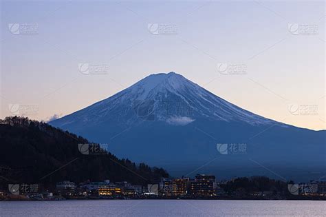 富士山的黄昏和湖周围的城市