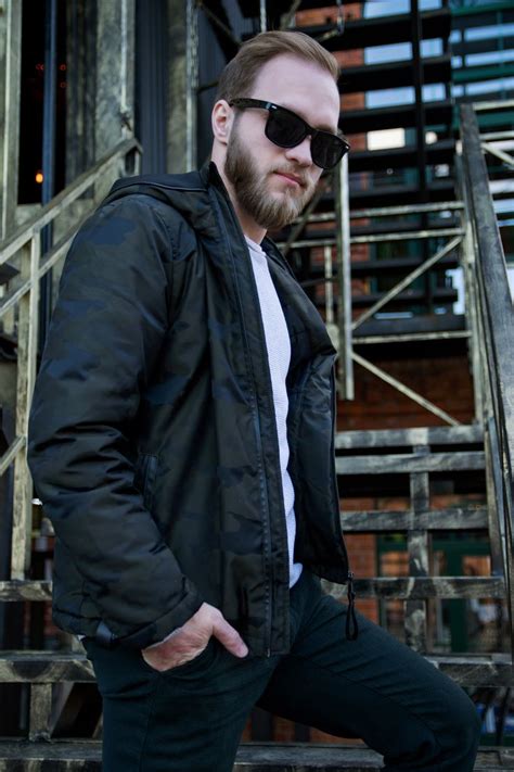 Серьезный парень в очках позирует стоя Мужчины Стиль Фотосессия