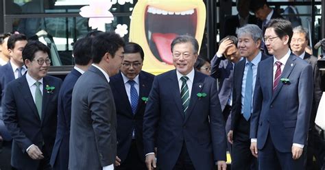 수소버스에서 내리는 문 대통령