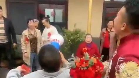 婚礼现场外甥被红包收买后喊话小姨：再不开门姨父就不要你了凤凰网视频凤凰网