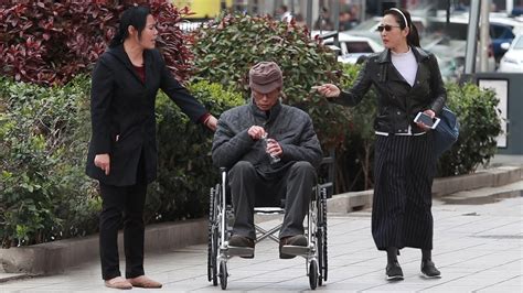 When A Nanny Abusing An Elderly On The Street 黑心保姆当街虐待老人，遭路过大叔怒怼：你再这样我跟
