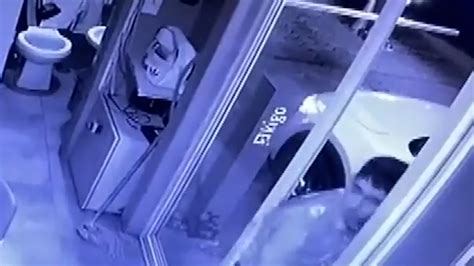 Universidad Anáhuac suspende a joven que golpeó a guardia en Puebla
