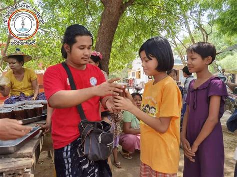 စစ်ကိုင်းရှိ စစ်ရှောင်စခန်းတစ်နေရာကို မုန့်လက်ဆောင်းများ ကျွေးမွေး Khit Thit Media