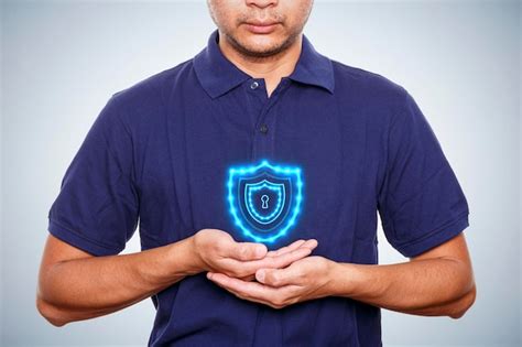 Homem Segurando Escudo Proteger ícone Computador De Segurança De Rede