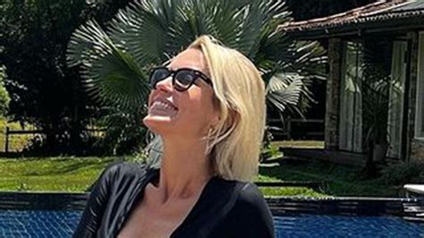 Juliana Didone surge de biquíni ao celebrar seus 38 anos de vida