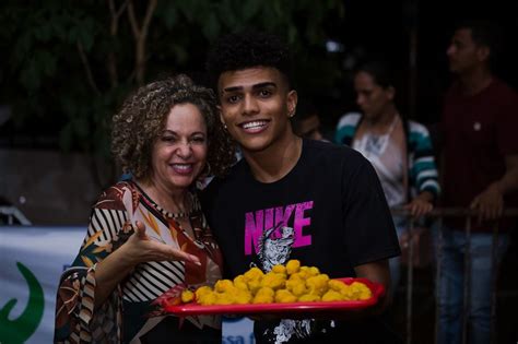 Jovem vence festival após roer mais de 100 caroços de pequi em 10