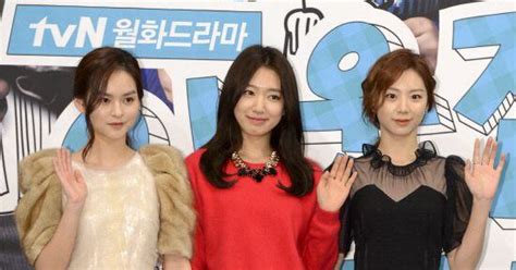 [포토] 꽃미남 세 미녀의 손 흔들기 인사